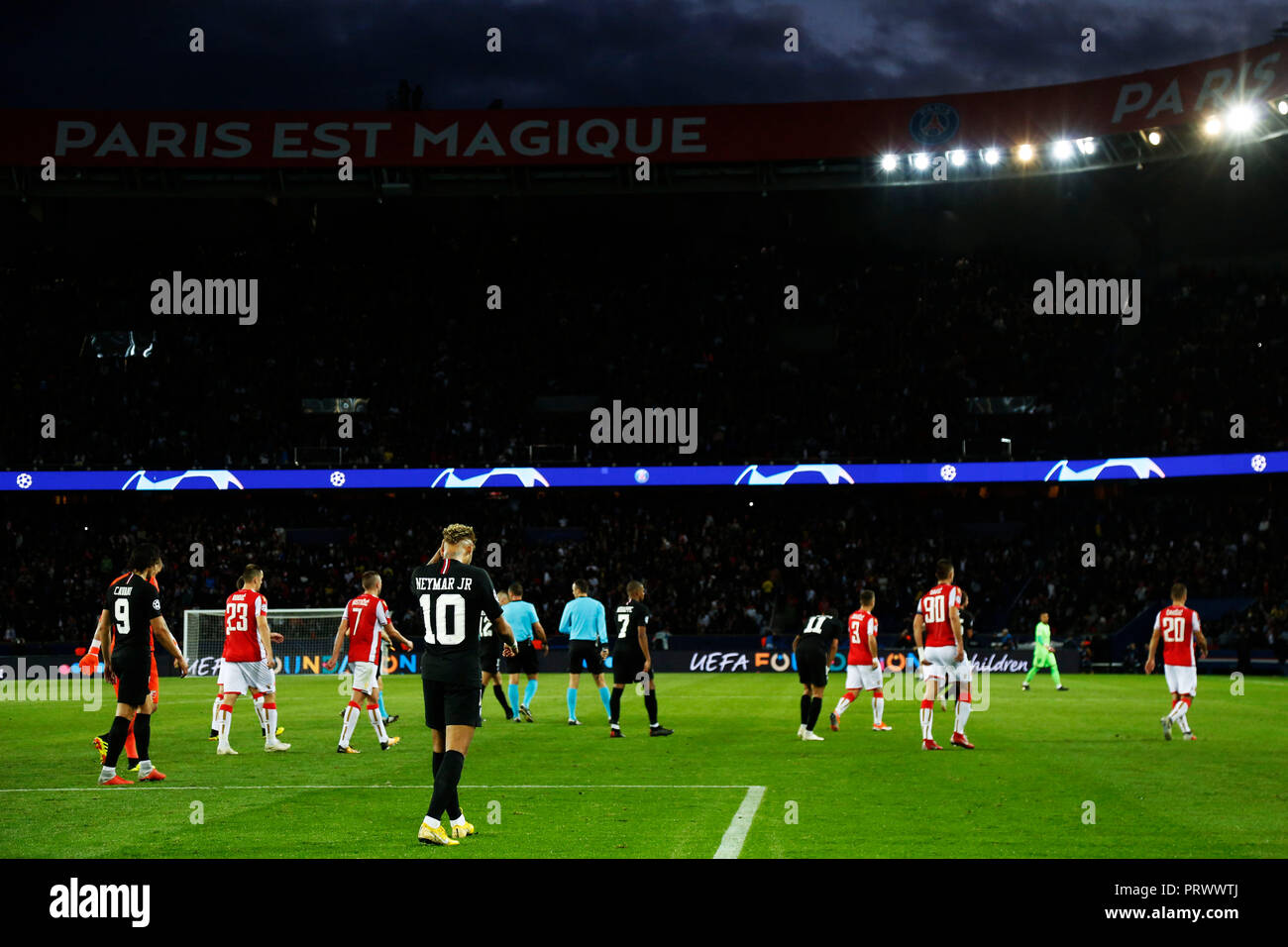 Paris, France. Credit: D. 3rd Oct, 2018. Two team group (PSG) Football ...