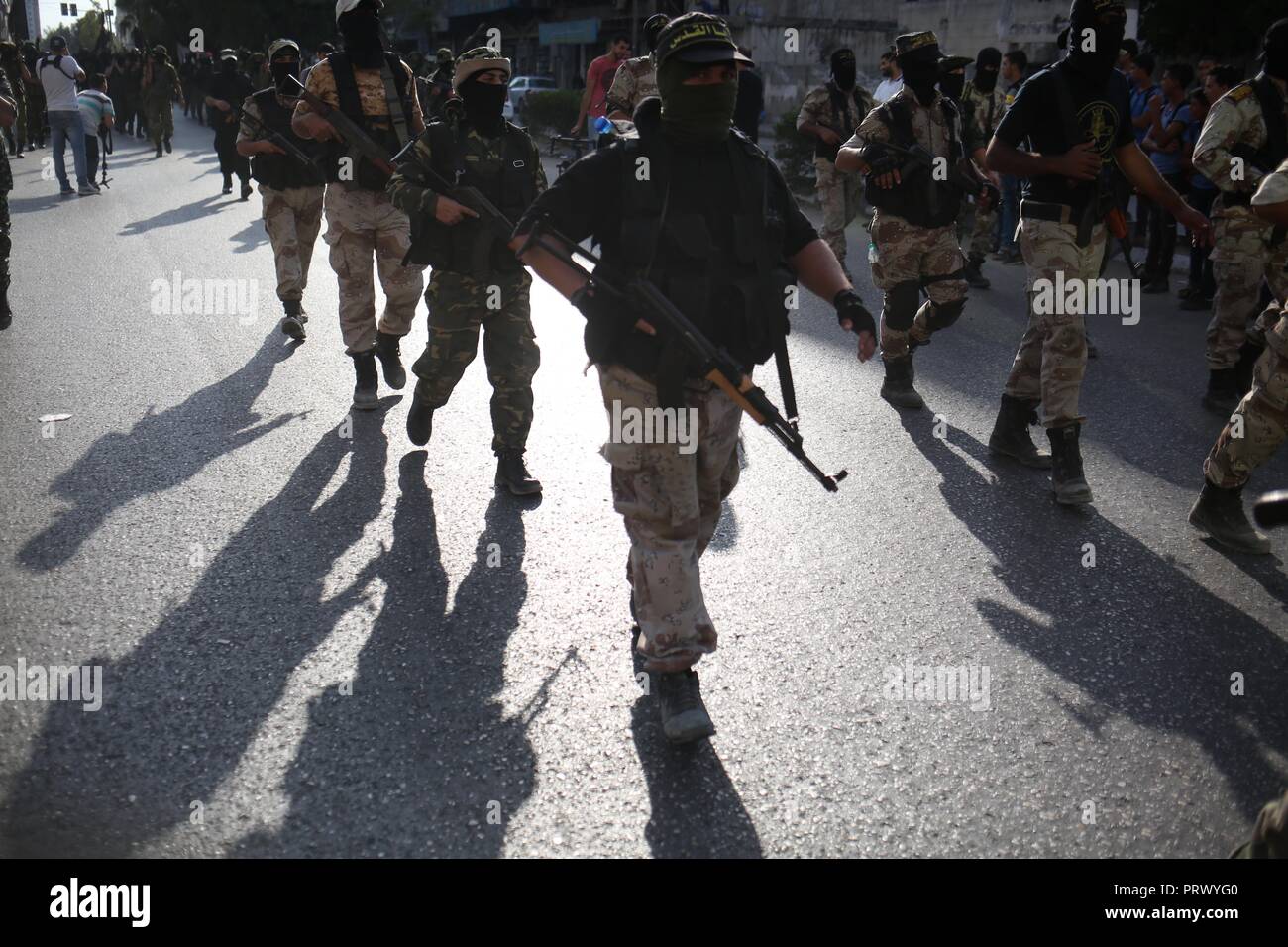 Gaza City, The Gaza Strip, Palestine. 4th Oct, 2018. Palestinian masked ...