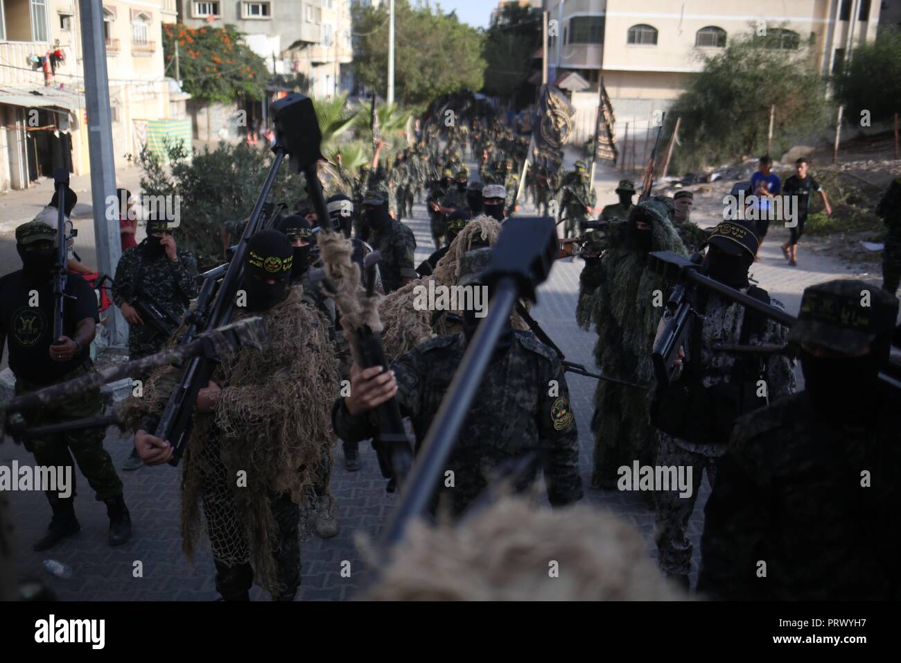 Gaza City, The Gaza Strip, Palestine. 4th Oct, 2018. Palestinian masked ...
