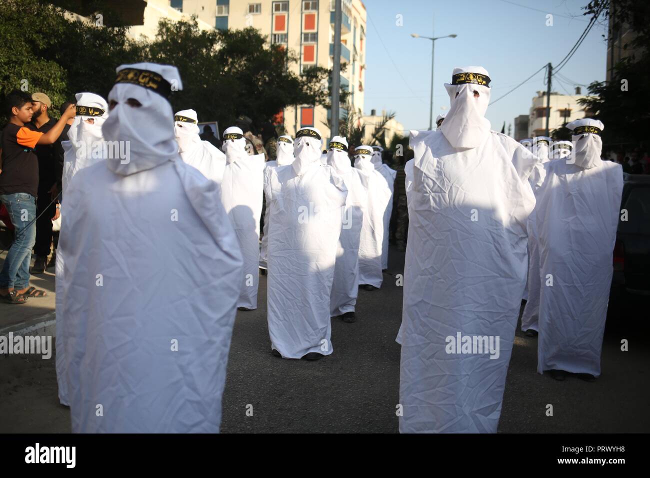 Gaza City, The Gaza Strip, Palestine. 4th Oct, 2018. Palestinian masked ...