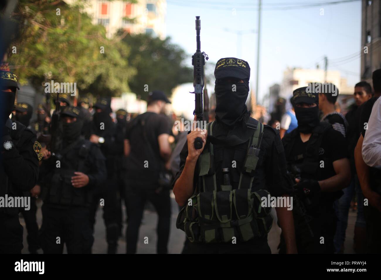 Gaza City, The Gaza Strip, Palestine. 4th Oct, 2018. Palestinian masked ...