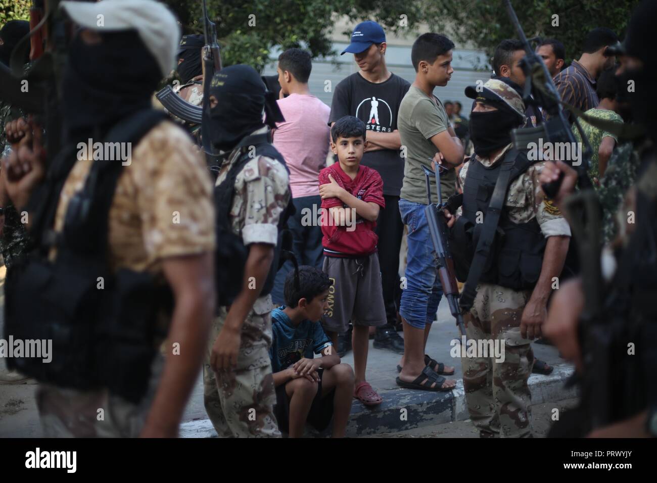 Gaza City, The Gaza Strip, Palestine. 4th Oct, 2018. Palestinian masked ...