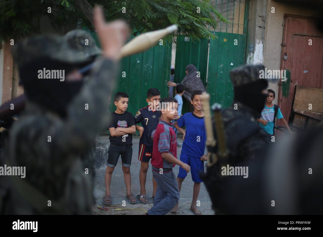 Gaza City, The Gaza Strip, Palestine. 4th Oct, 2018. Palestinian masked ...