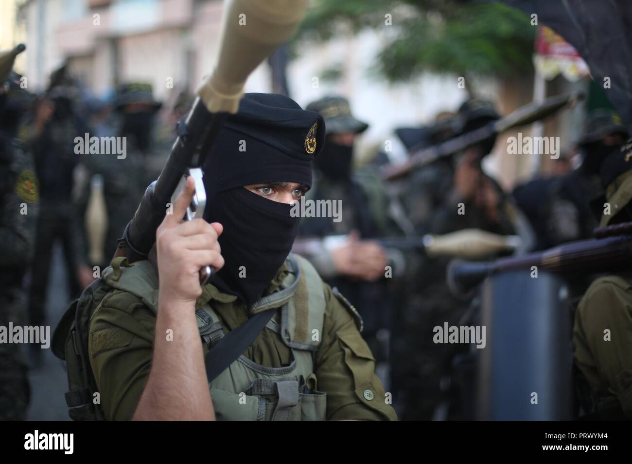Gaza City, The Gaza Strip, Palestine. 4th Oct, 2018. Palestinian masked ...