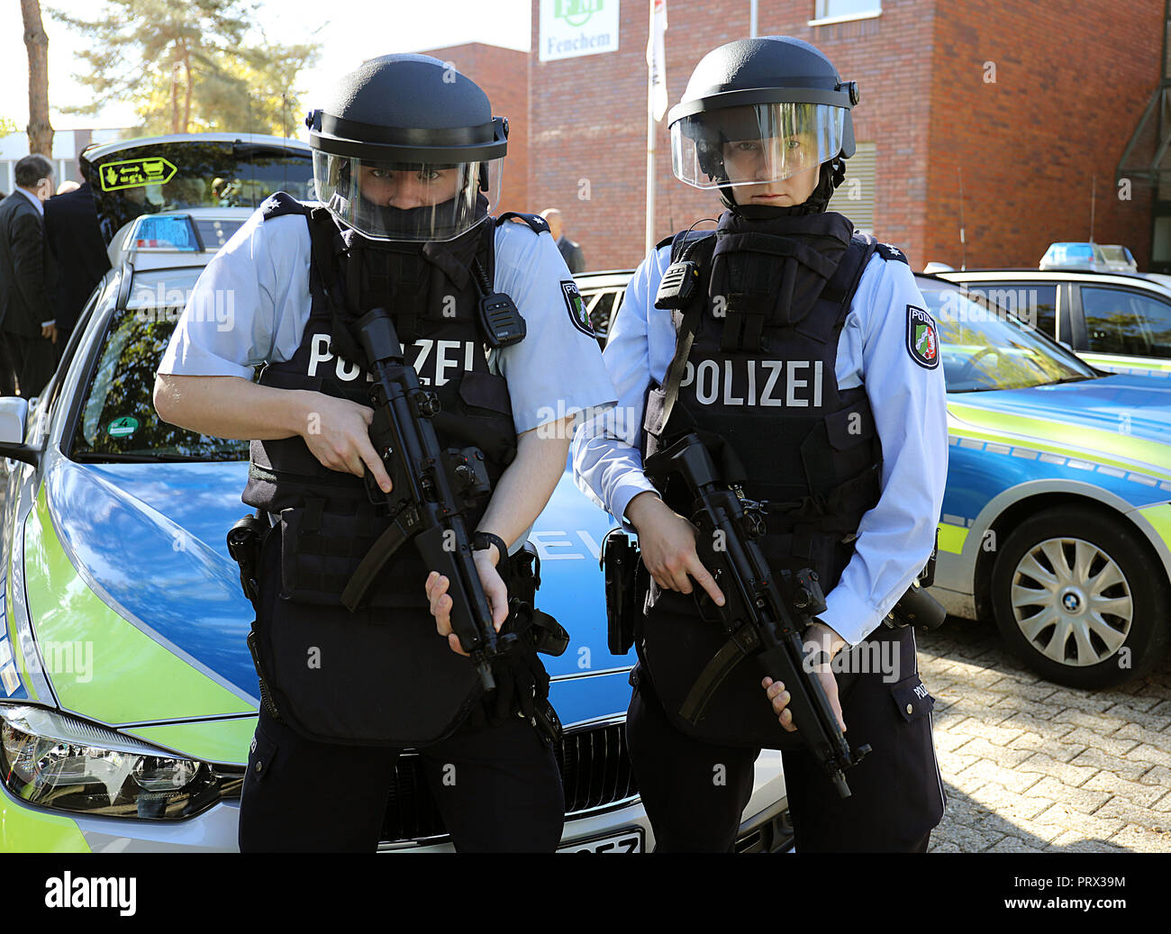 05 October 2018, North Rhine-Westphalia, Cologne: Police officers wear ...