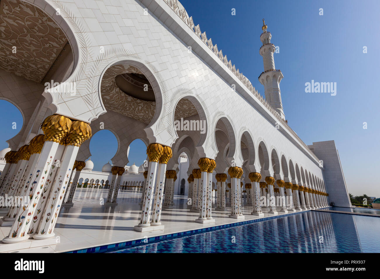 Keyhole arches and pools at the Sheikh Zayed Grand Mosque in Abu Dhabi ...