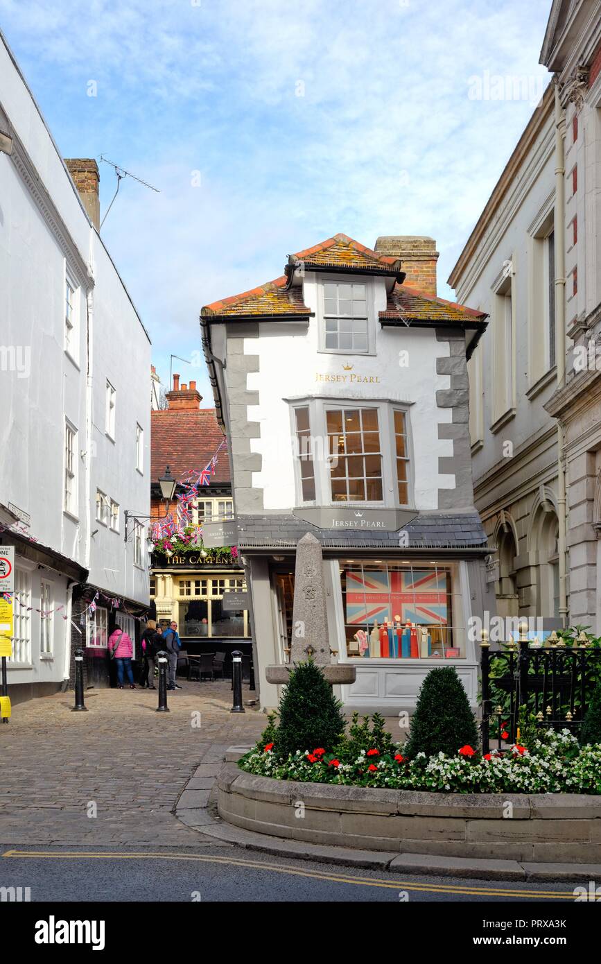 Slanted house hi-res stock photography and images - Alamy