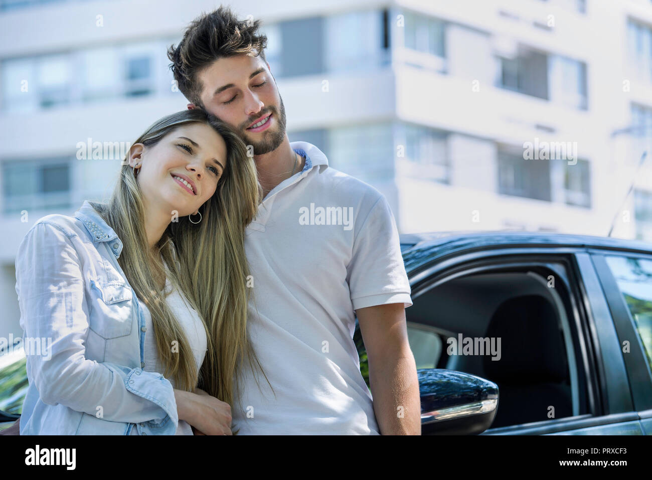 Couple standing near car Stock Photo - Alamy