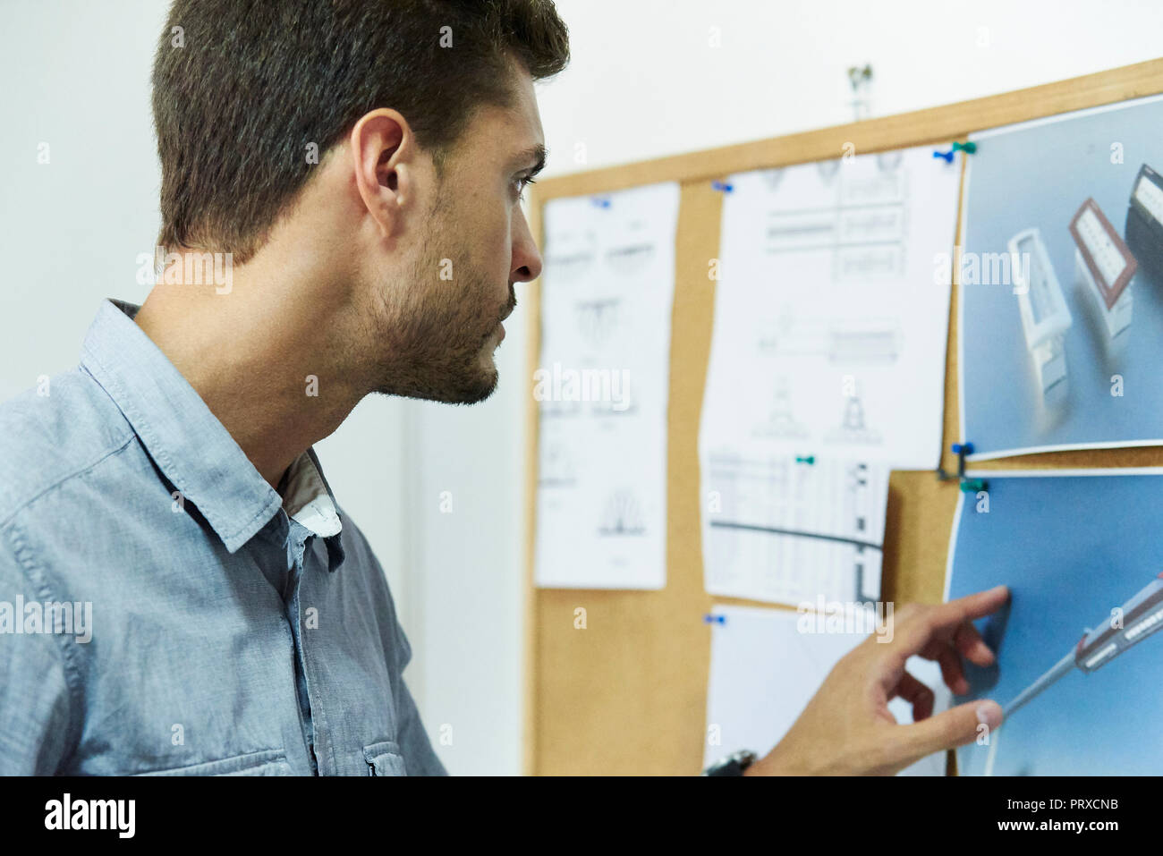 Man office notice board hi-res stock photography and images - Alamy