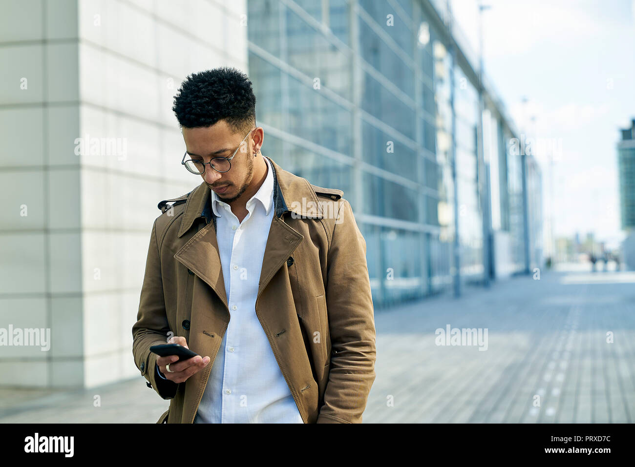 Holding using smartphone hi-res stock photography and images - Alamy