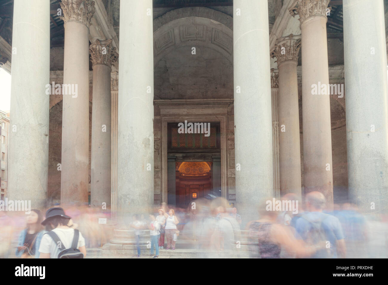 People in front of pantheon hi-res stock photography and images - Alamy
