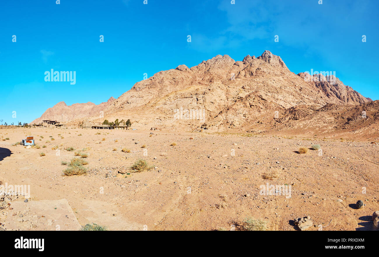 The red rocks in Sinai desert with a view on buildings of Bedouin ...