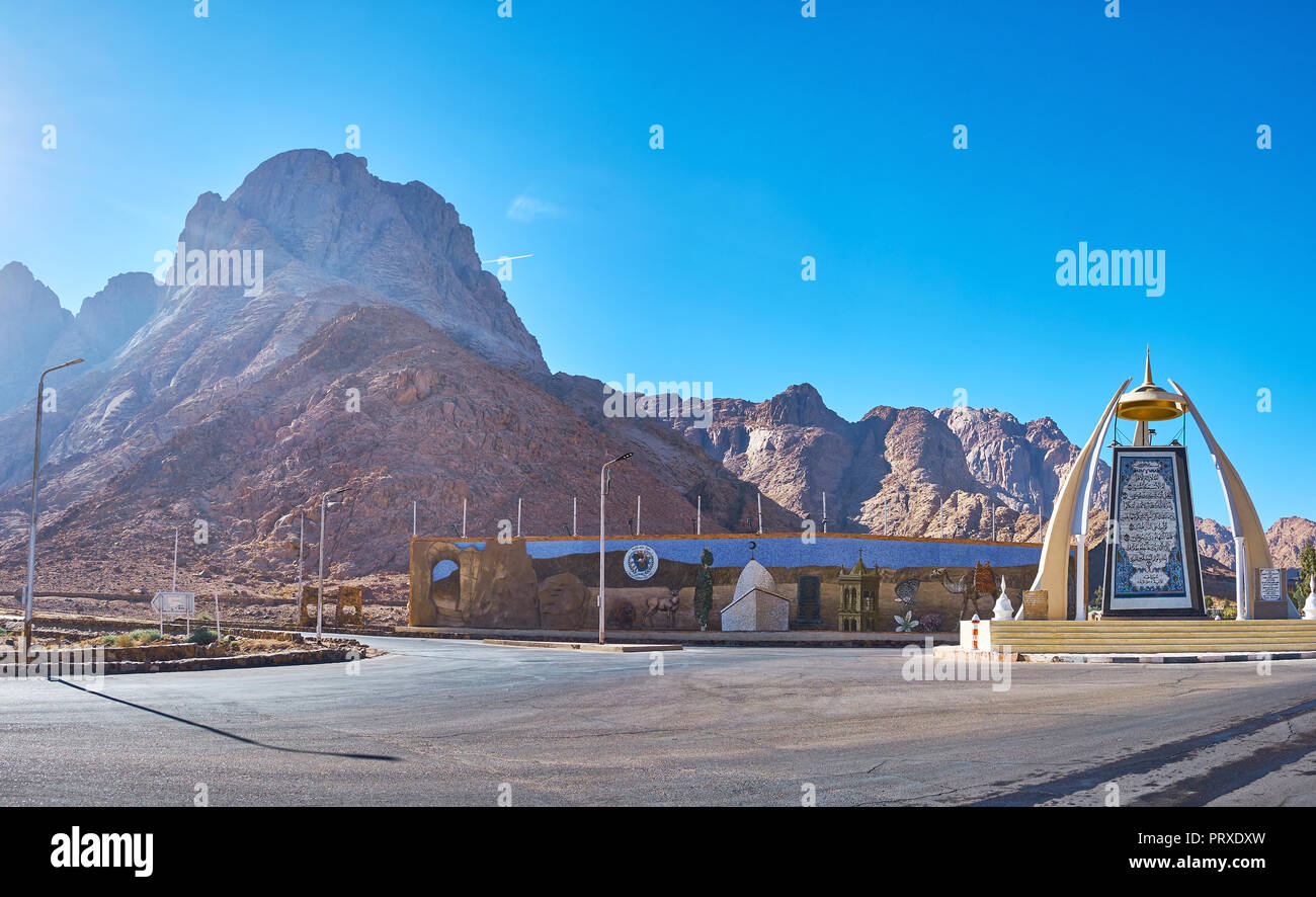 DAHAB, EGYPT - DECEMBER 25, 2017: The road junction in Sinai desert ...