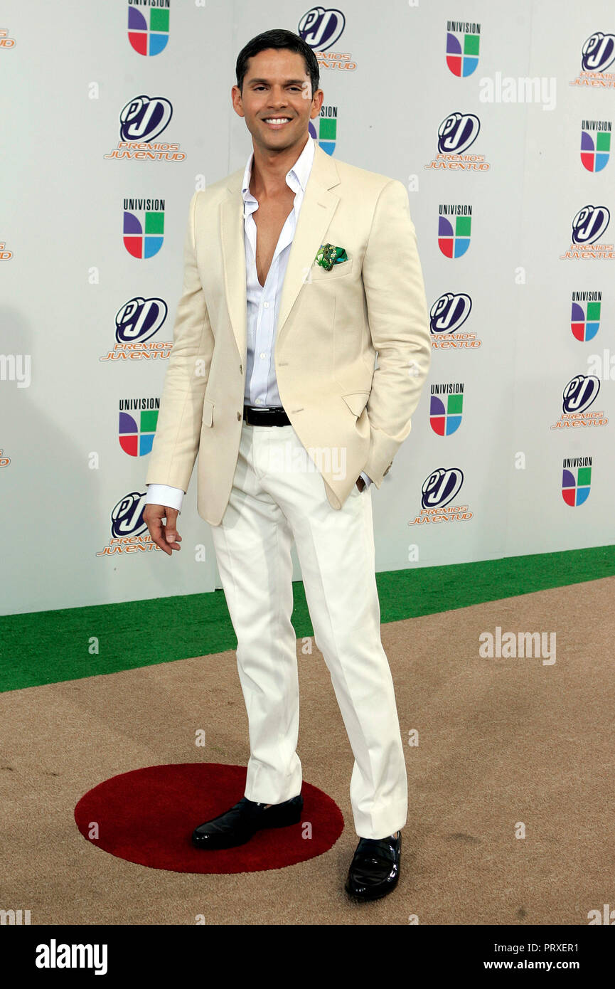 Rodner Figueroa arrives for the 2008 Premios Juventud Awards at the ...