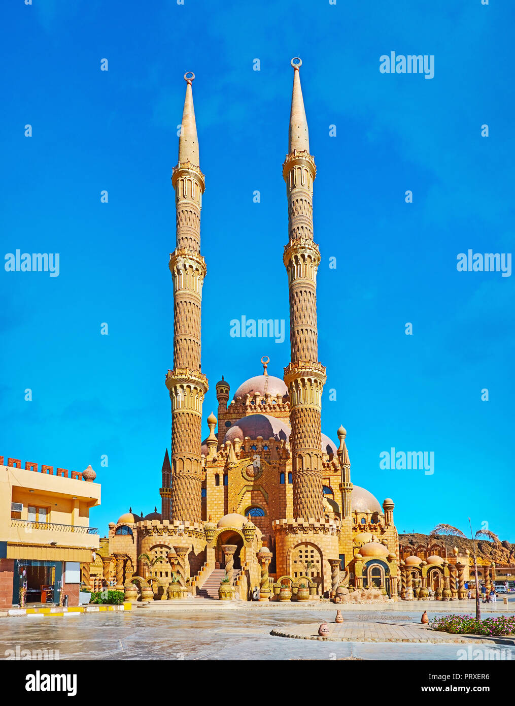 The interesting architectural style of Al Mustafa (Al Sahaba) mosque ...