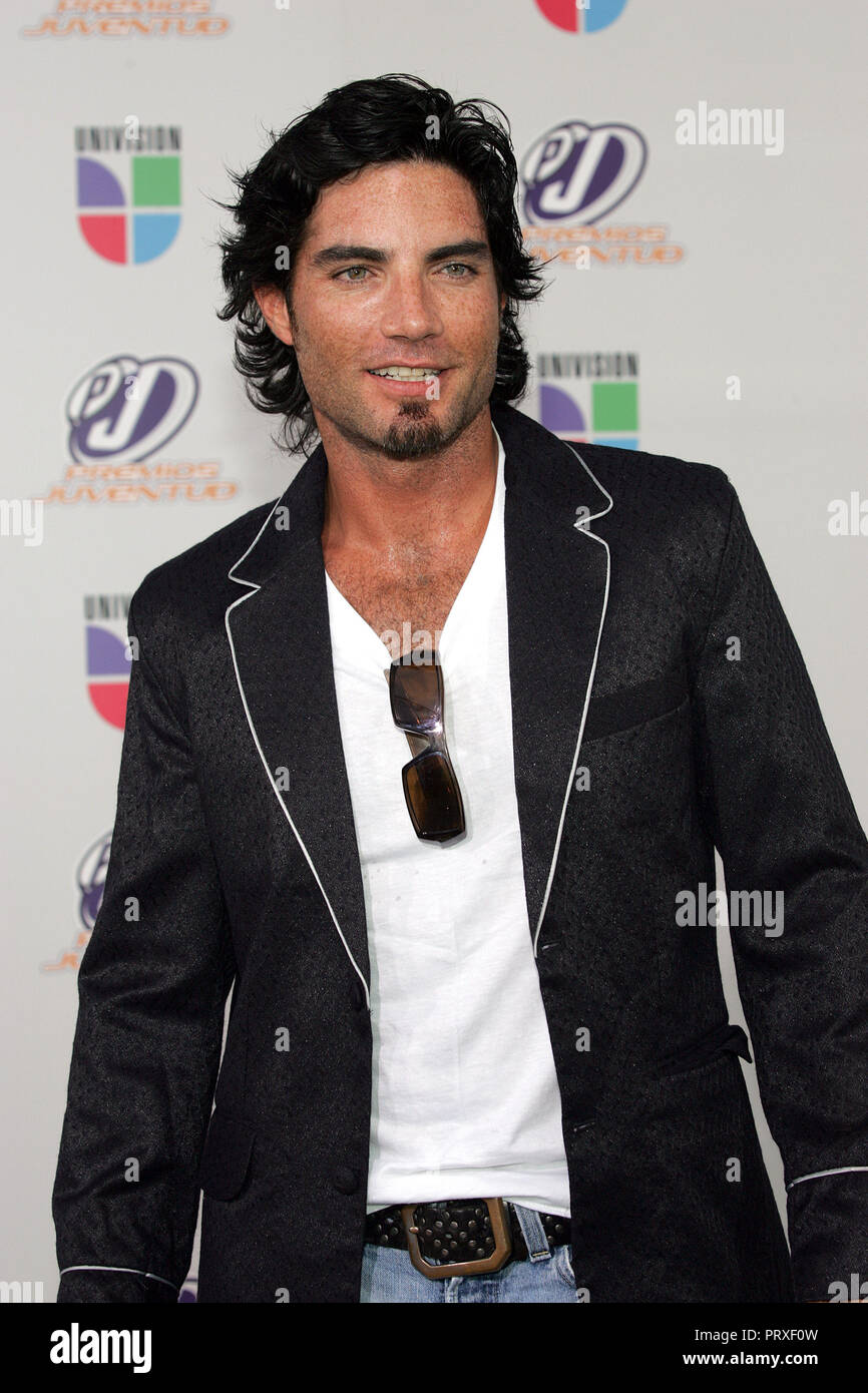 Victor Gonzalez arrives for the 2008 Premios Juventud Awards at the ...