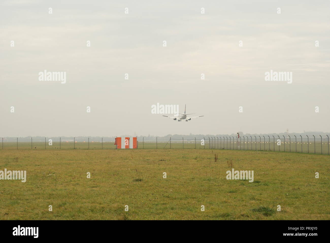 Airplane landing bad weather hi-res stock photography and images - Alamy