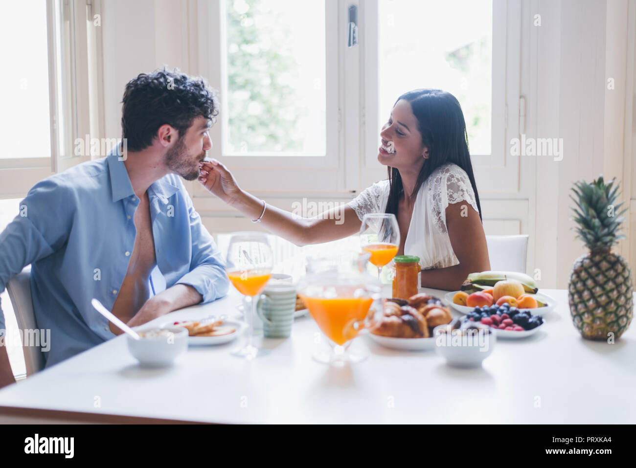 Couple in love eating breakfast in the morning Stock Photo - Alamy