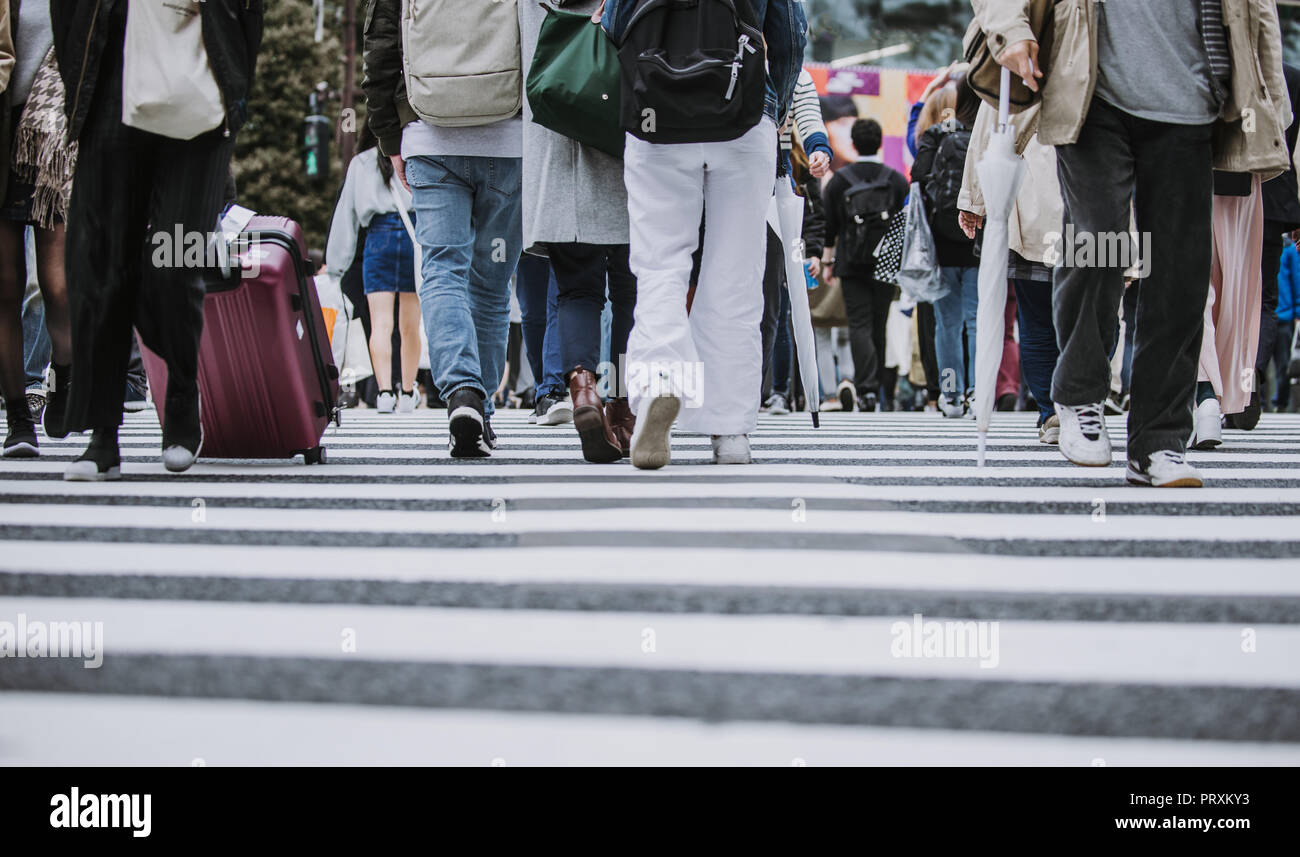 Mass of people crossing the street in Tokyo Stock Photo - Alamy