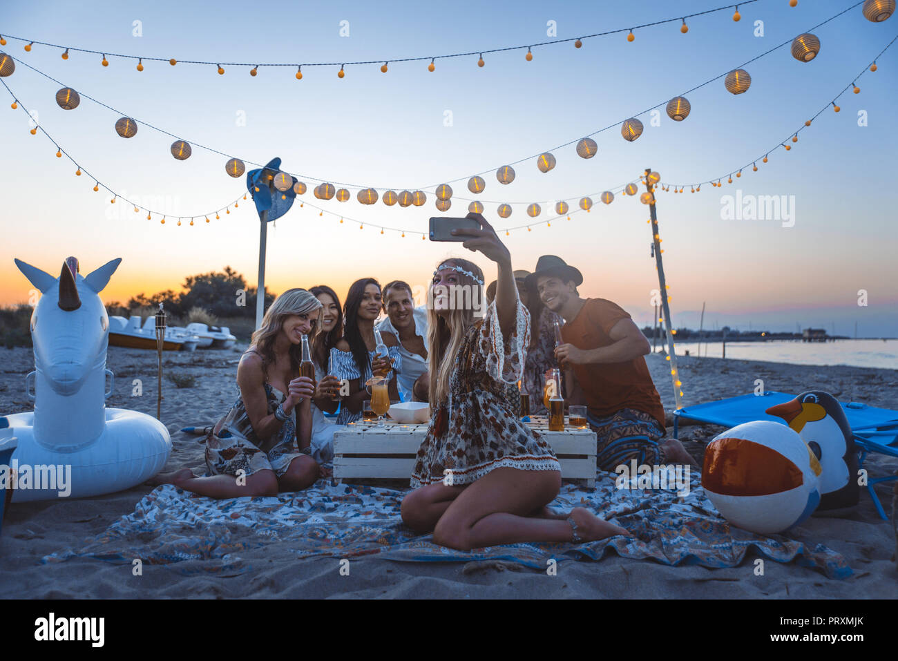 Friends beach party drinks toast hi-res stock photography and images ...