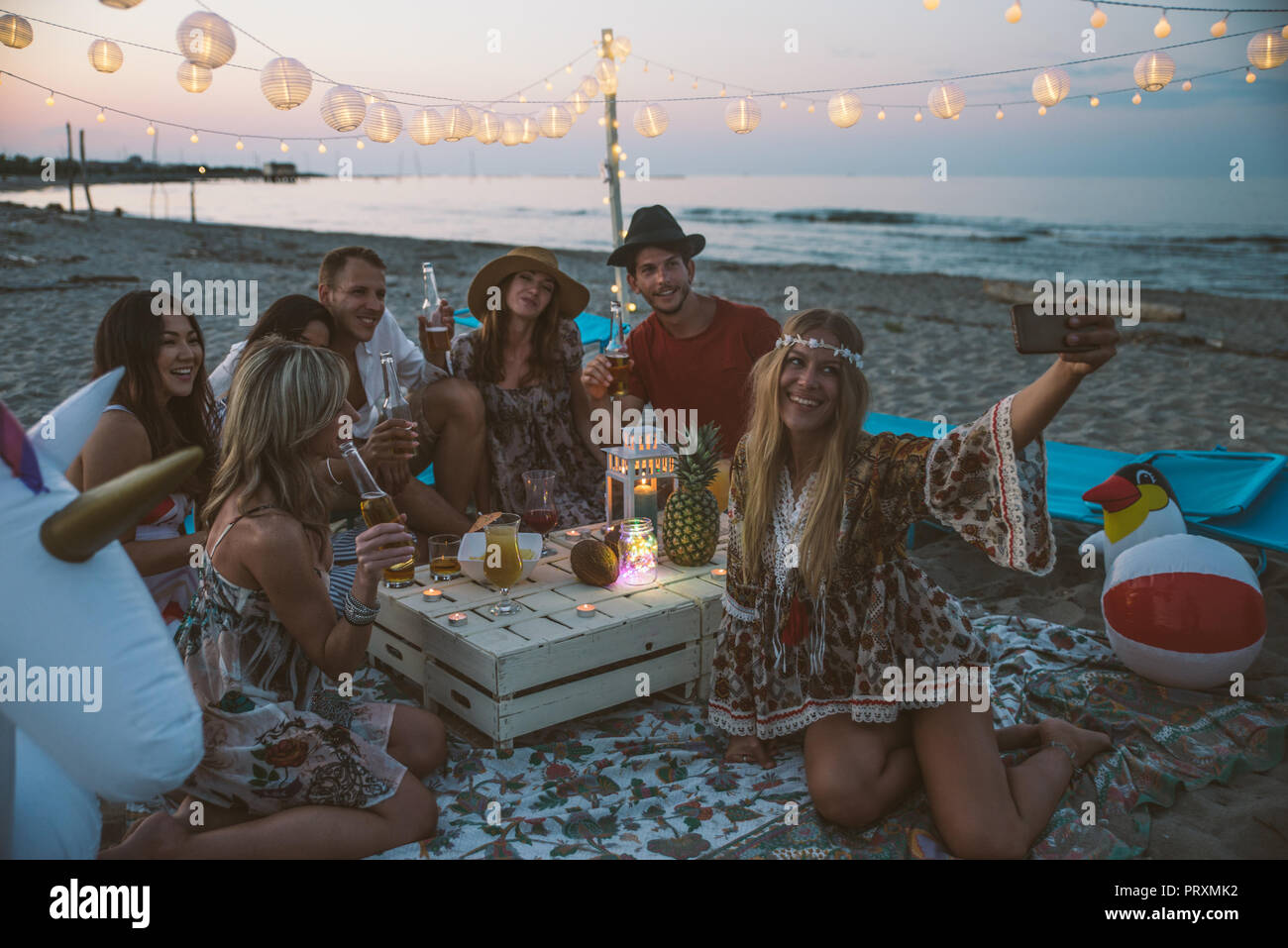 Friends beach party drinks toast hi-res stock photography and images ...