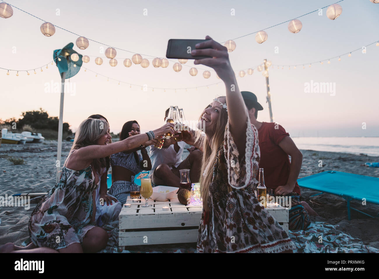 Group barbecue beach hi-res stock photography and images - Alamy