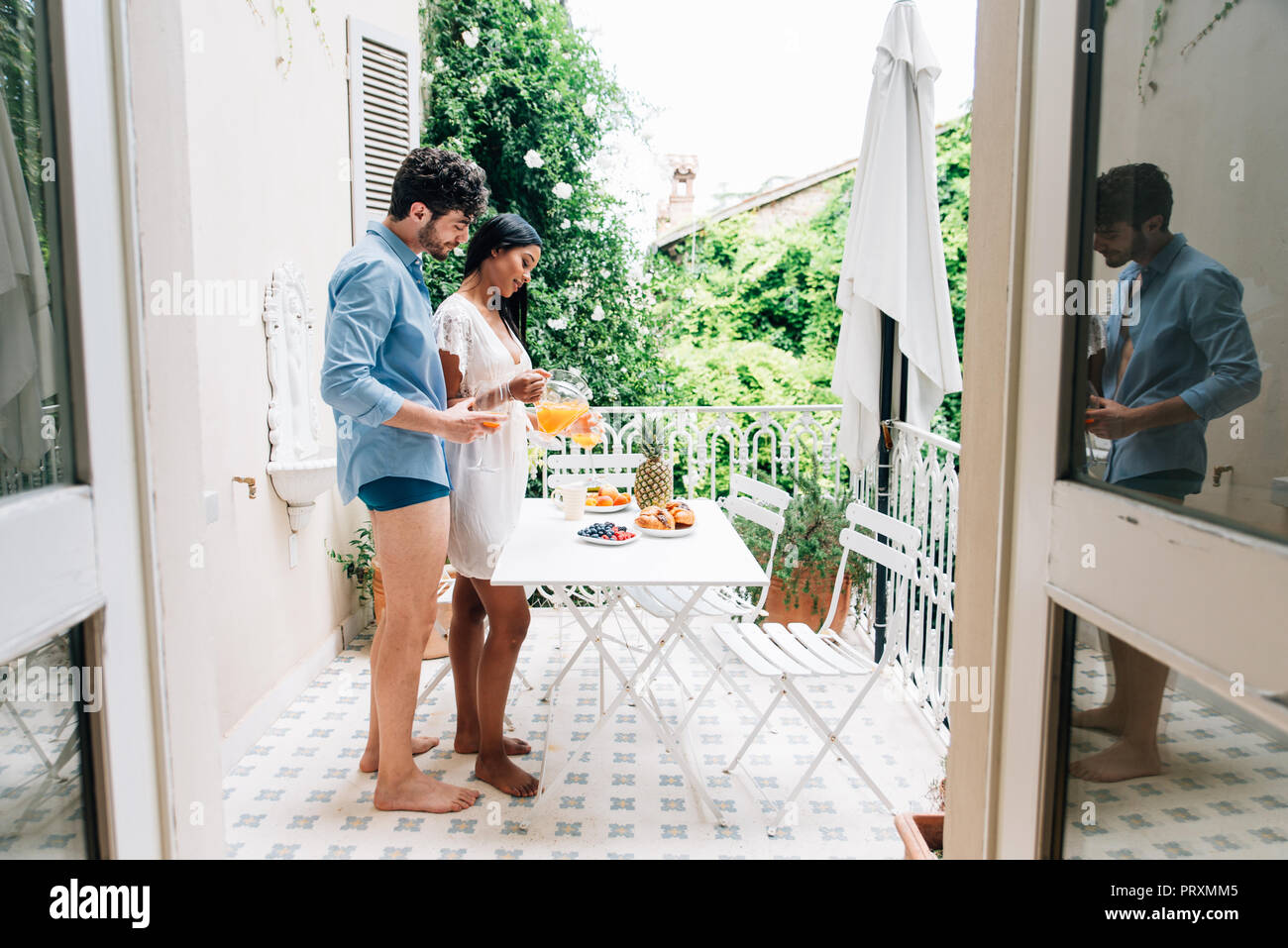 Couple in love eating breakfast in the morning Stock Photo - Alamy