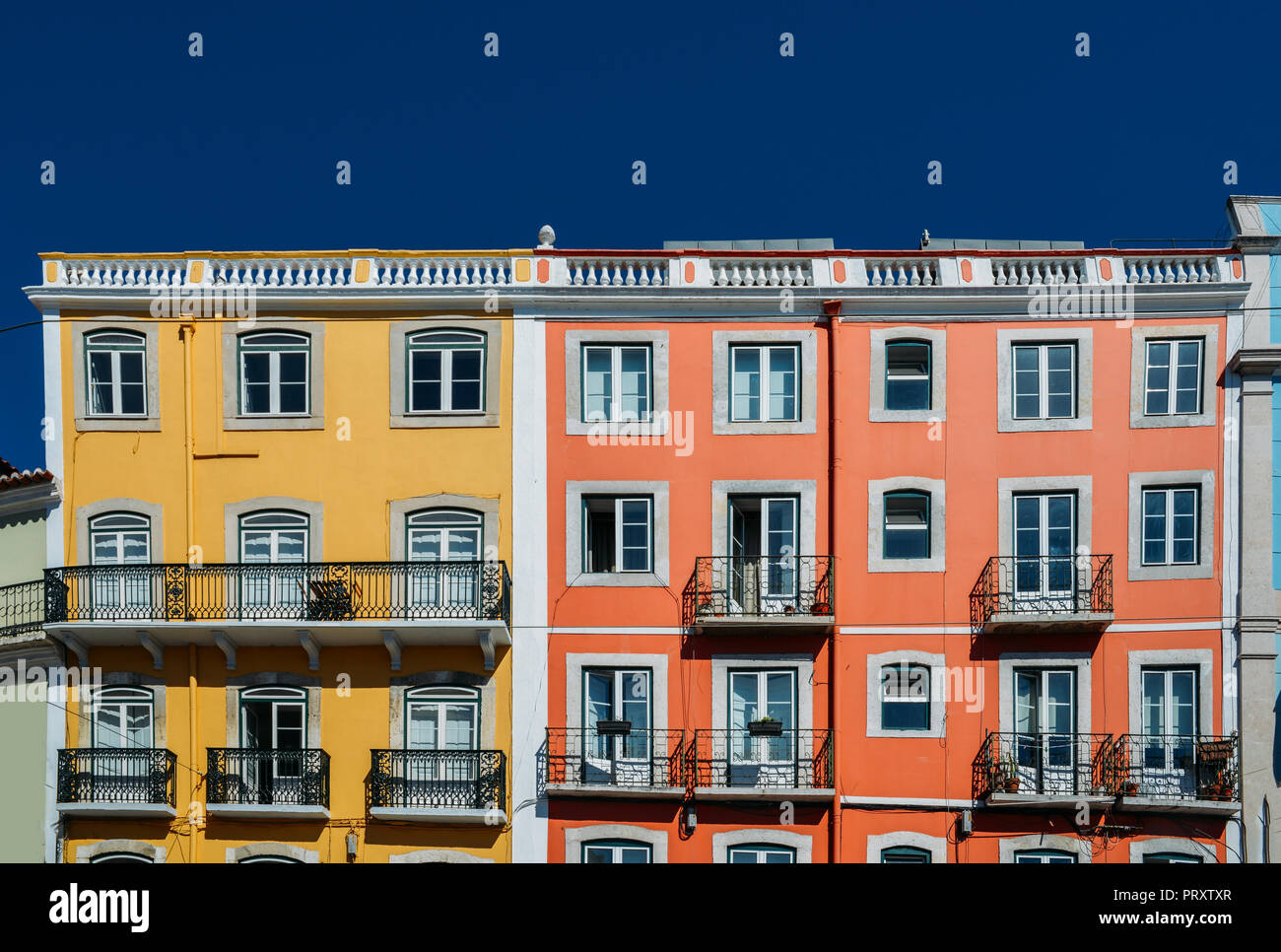 Colourful buildings in alfama hi-res stock photography and images - Alamy