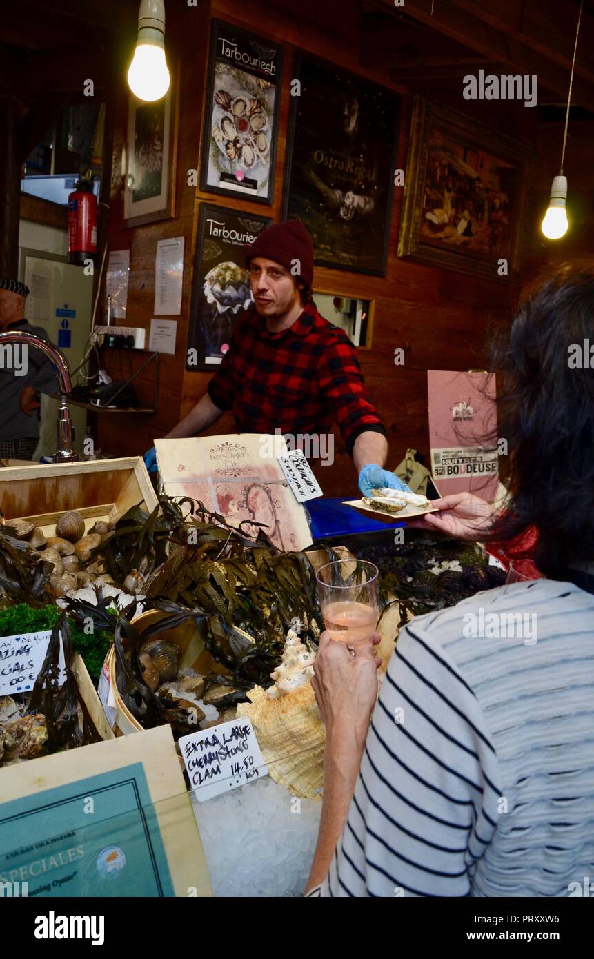 Shellfish and oyster stall on Borough Market, Southwark, London ...