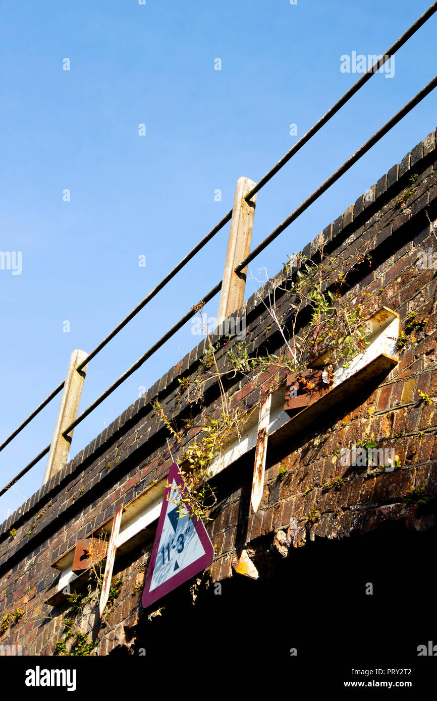 Sign signage height barrier hi-res stock photography and images - Alamy