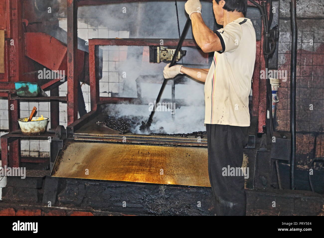 Old Fashioned Traditional Coffee Roasting Stock Photo - Alamy