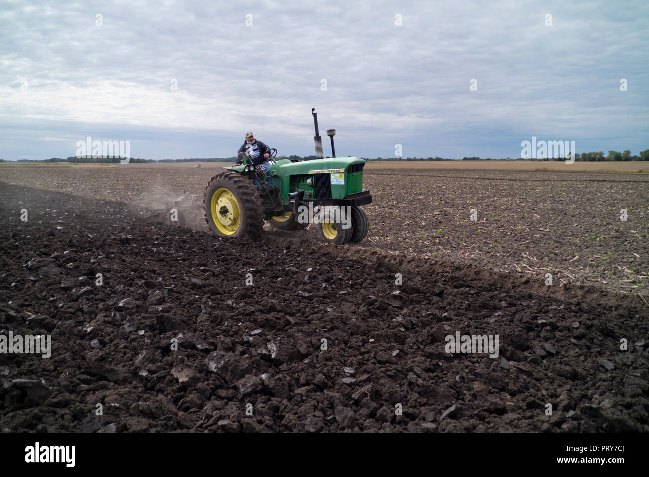 John deere tractor pulling grain hi-res stock photography and images ...