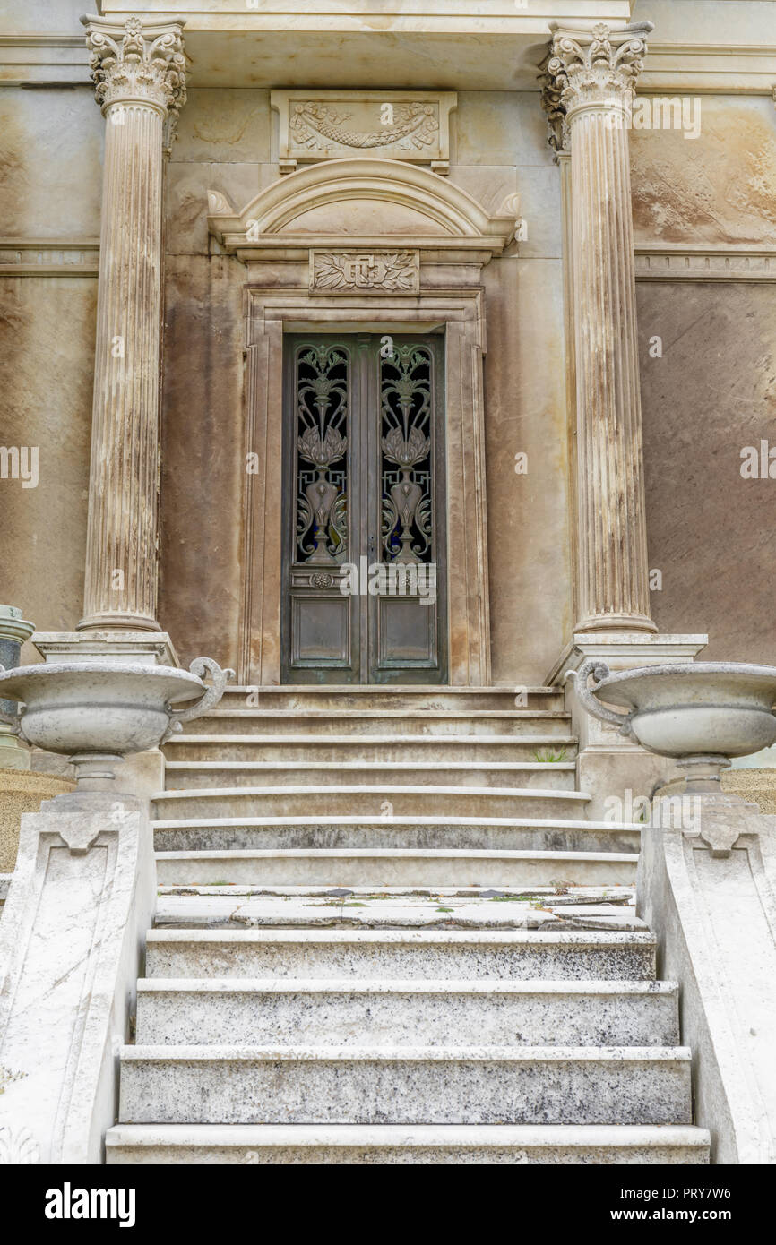 Architecture mausoleum entombment hi-res stock photography and images ...