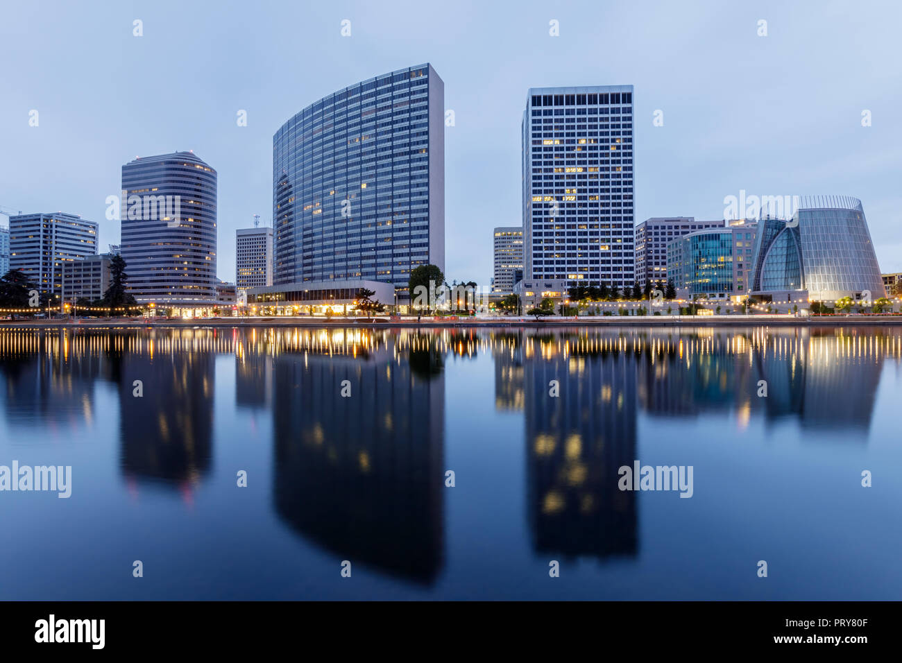 Downtown oakland skyline night hi-res stock photography and images - Alamy