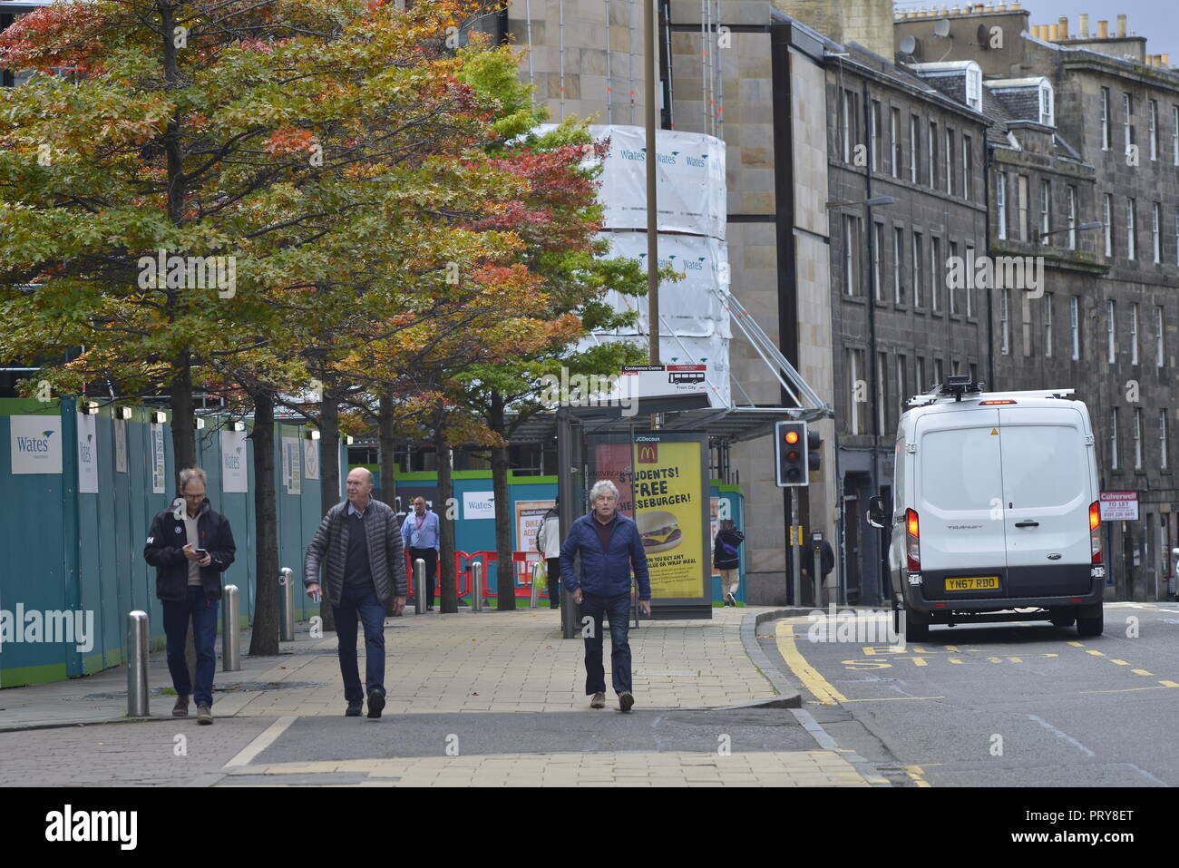 Edinburgh pedestrians hi-res stock photography and images - Alamy