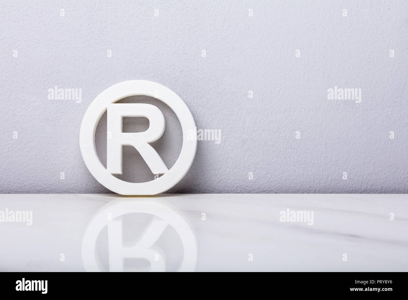 White Registered Trademark Sign Leaning On Wall Stock Photo - Alamy