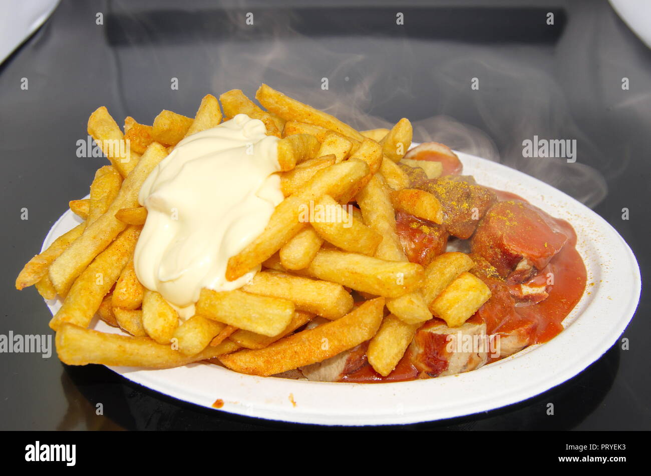 Pommes Mayo mit Currywurst Stock Photo - Alamy