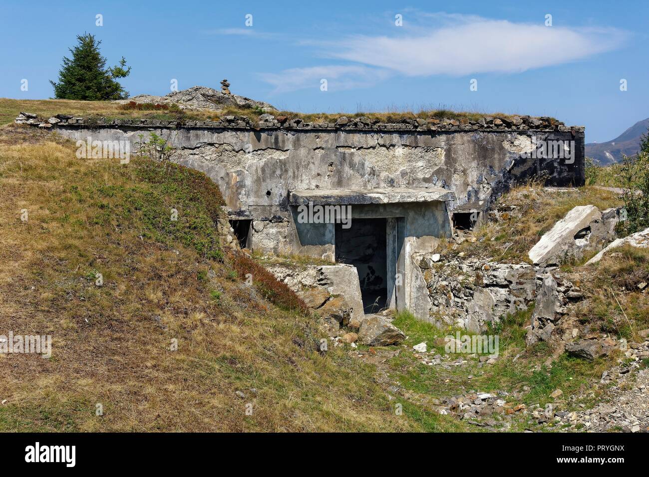 Italy world war bunker hi-res stock photography and images - Alamy