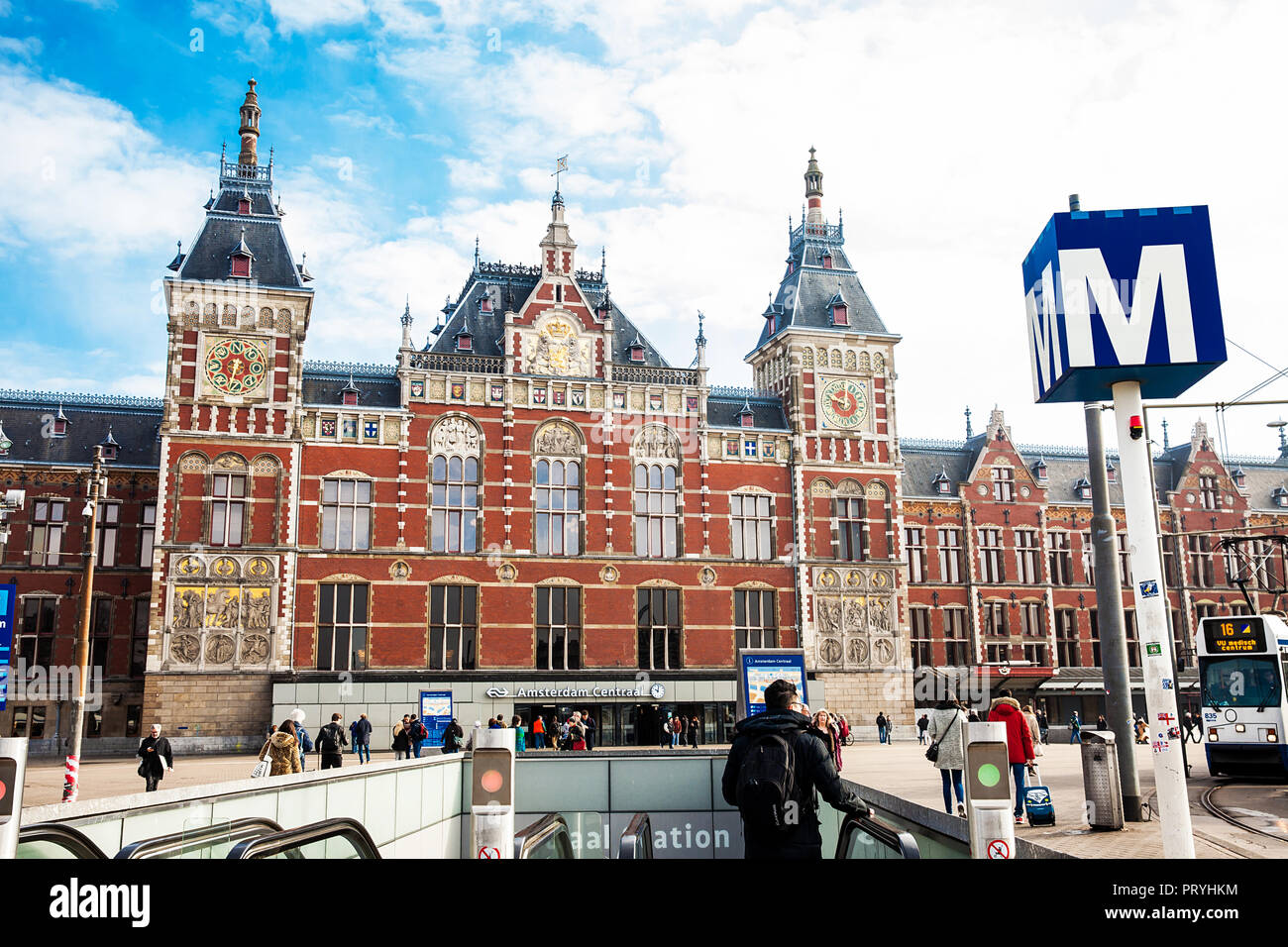 Stationsplein hi-res stock photography and images - Alamy