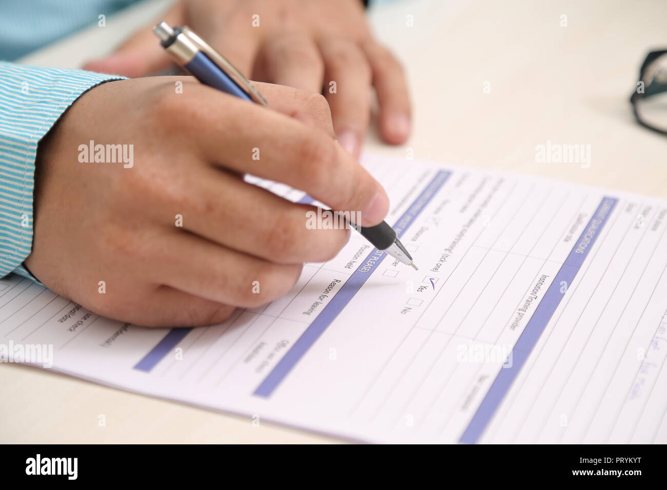 Pen application form hi-res stock photography and images - Alamy