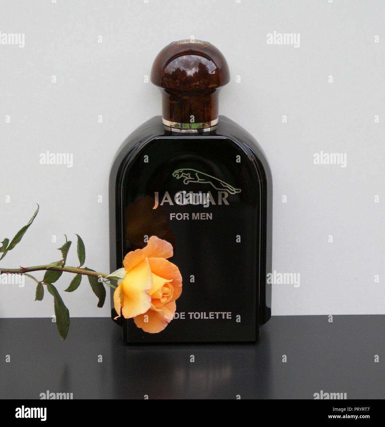 Flacon de parfum hi-res stock photography and images - Alamy