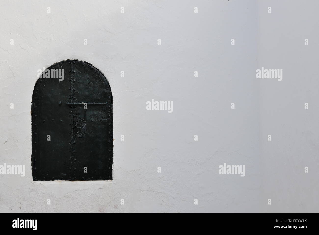 Green wall with door hi-res stock photography and images - Alamy