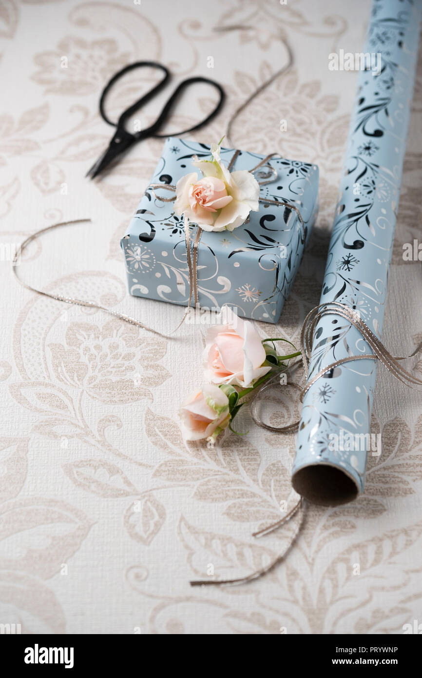 Rose and present hi-res stock photography and images - Alamy