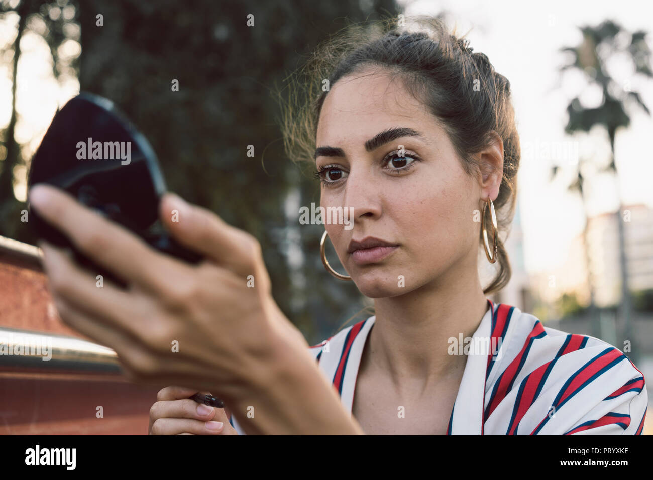 Handheld mirrors hi-res stock photography and images - Alamy