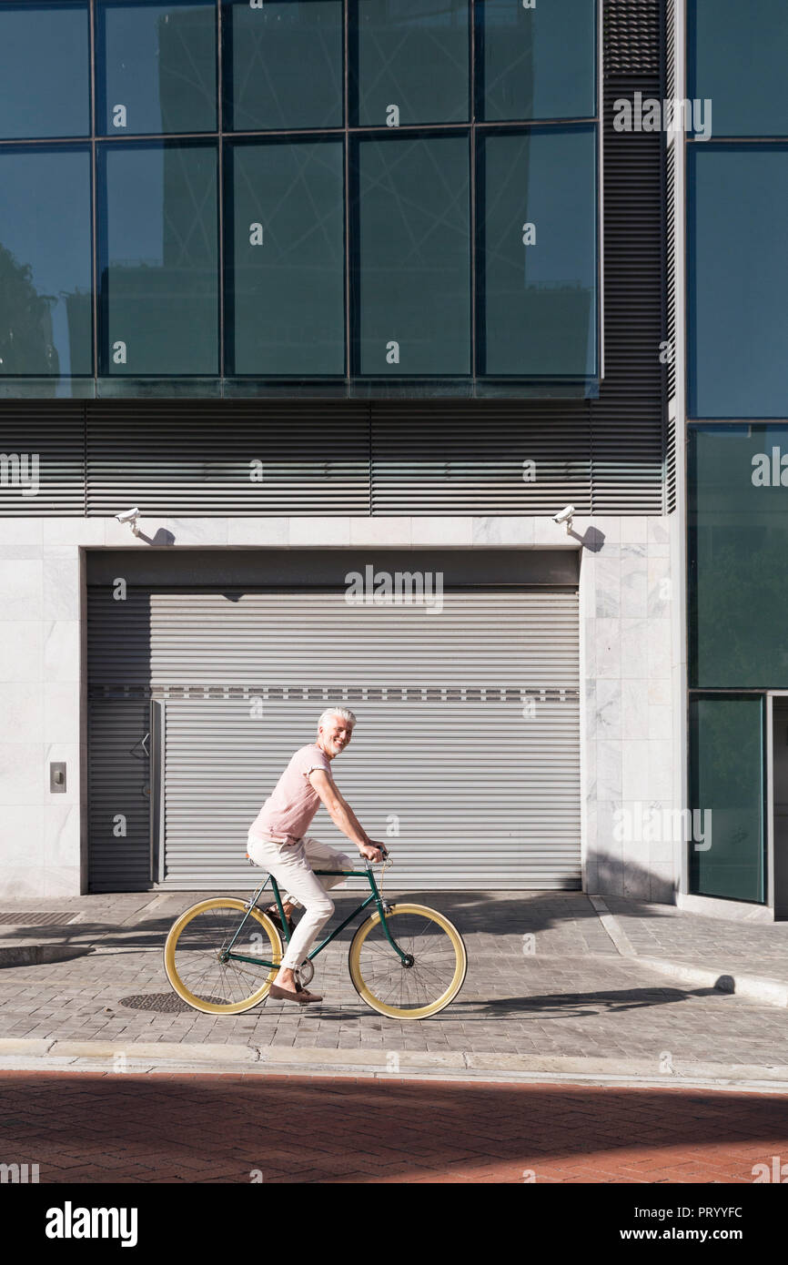 Man riding bicycle side view hi-res stock photography and images - Alamy