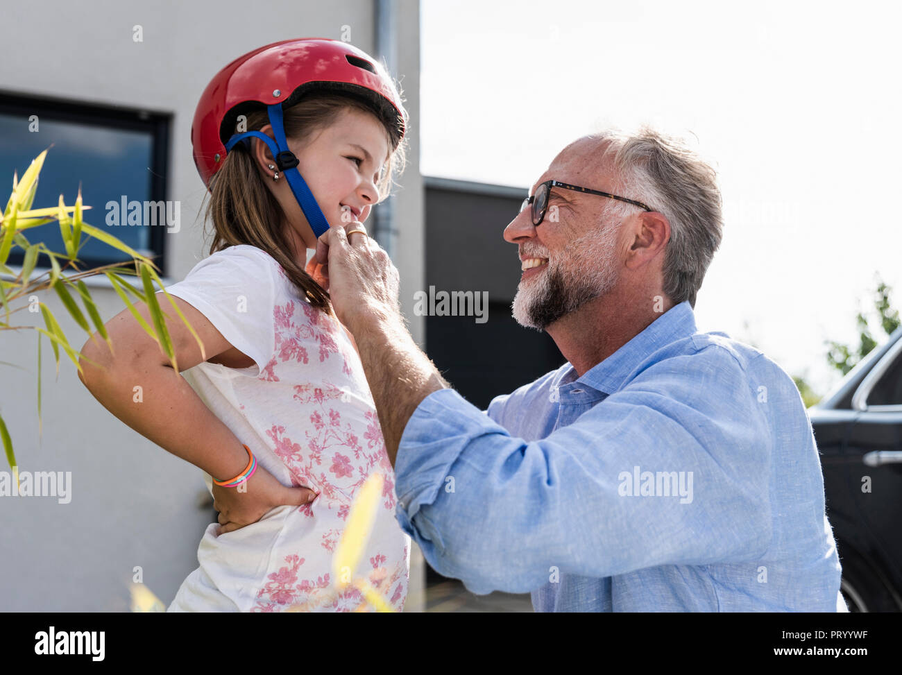 Girls and grandpa hi-res stock photography and images - Alamy