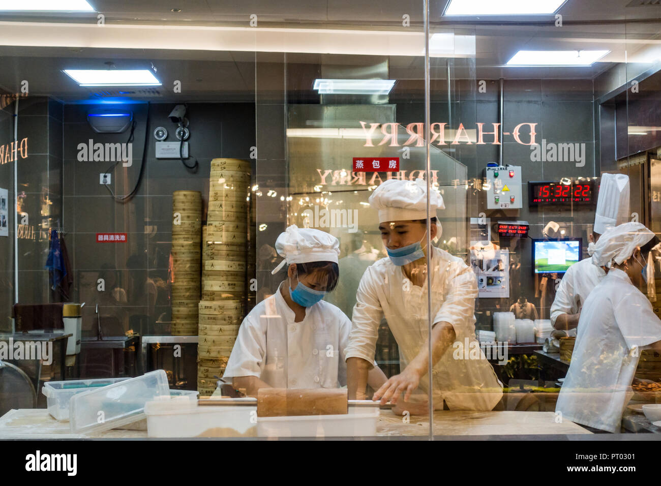 Occupation: Bakers at work at a Chinese bakery in China Stock Photo - Alamy