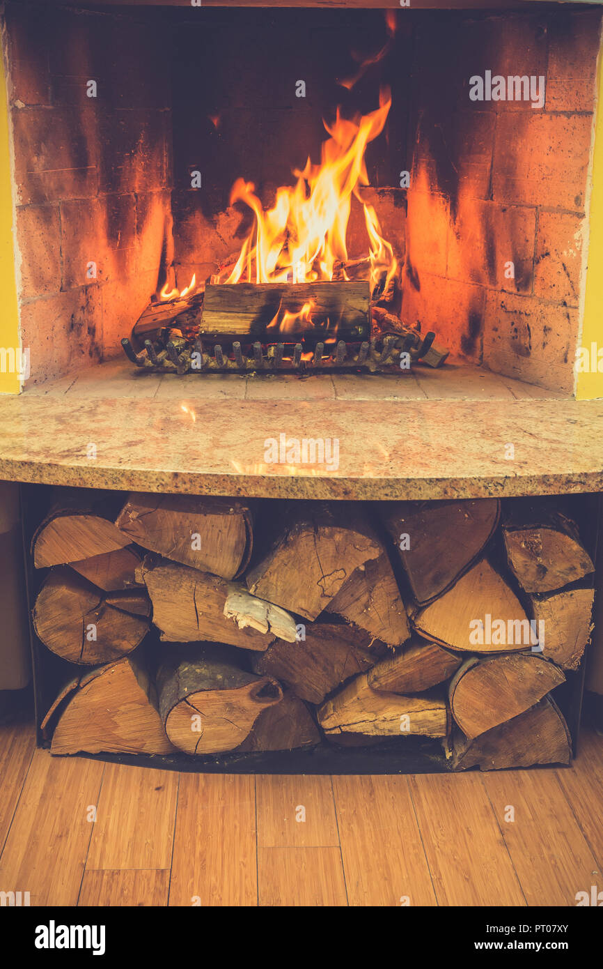 Flaming fireplace living room hi-res stock photography and images - Alamy