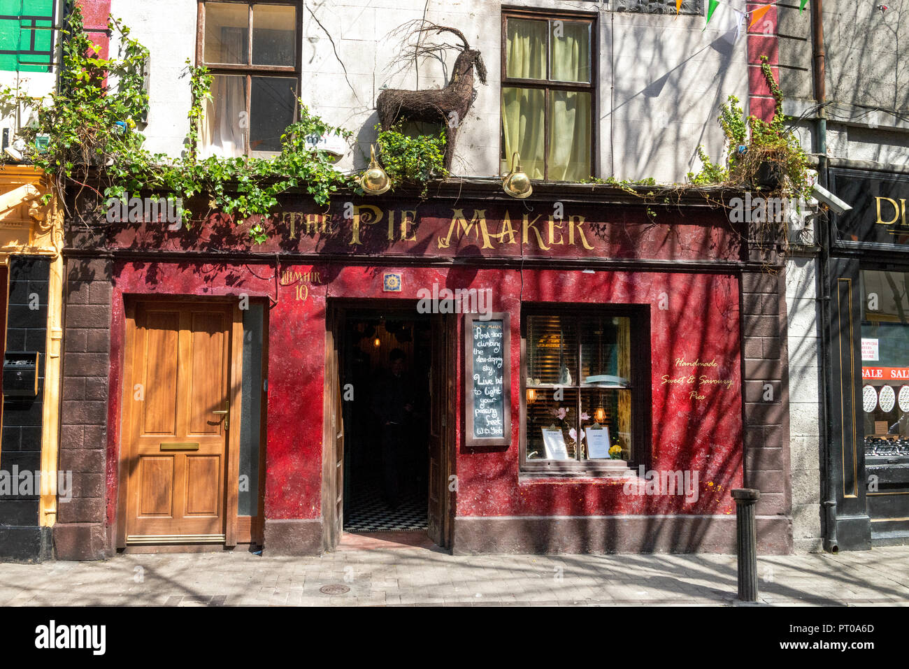 Irish pub fronts hi-res stock photography and images - Alamy