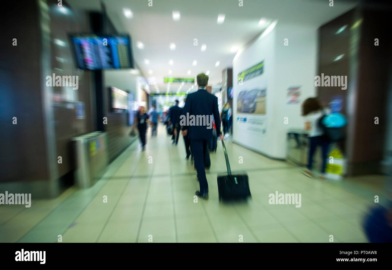 Rushing airport hi-res stock photography and images - Alamy
